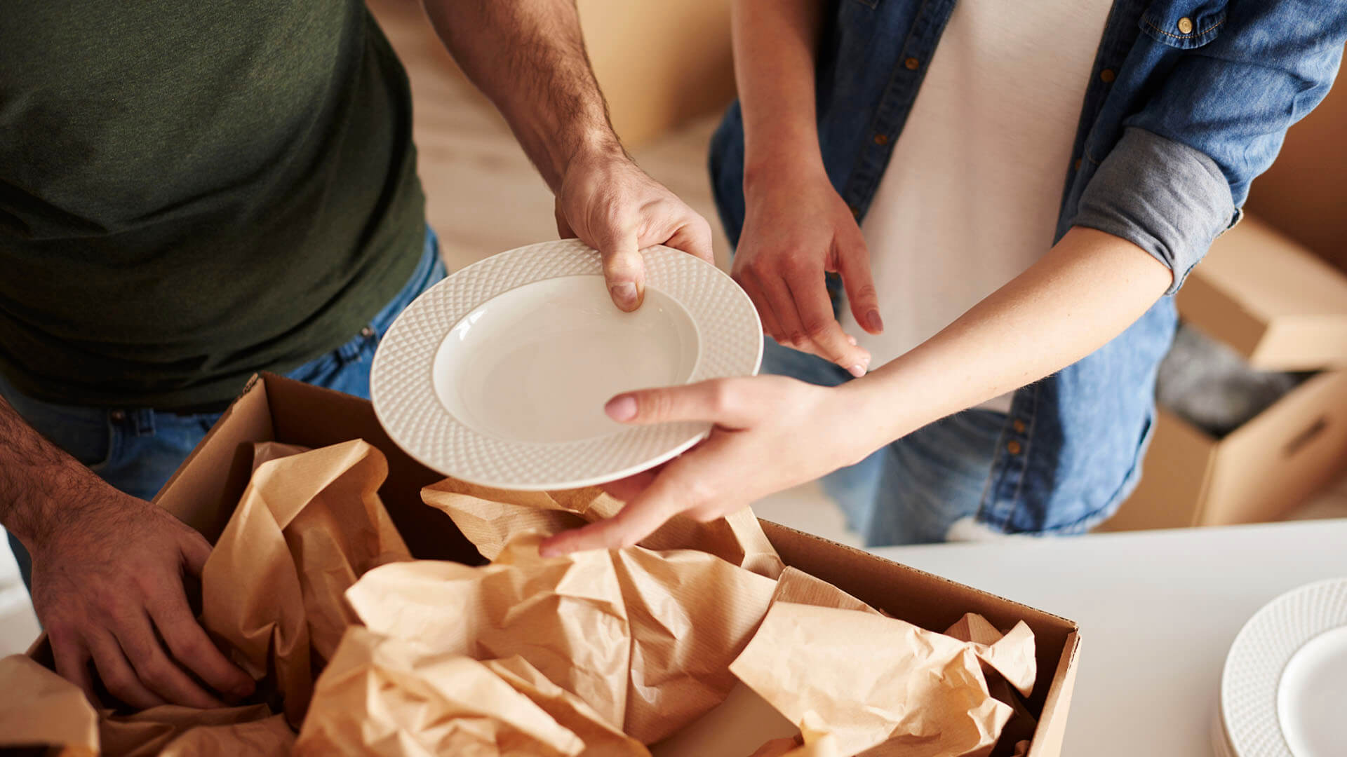 Cómo embalar vajilla y cristalería para una mudanza - Iberfurgo